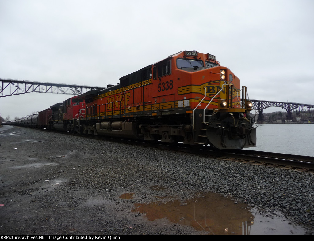 BNSF 5338 & cn 8924